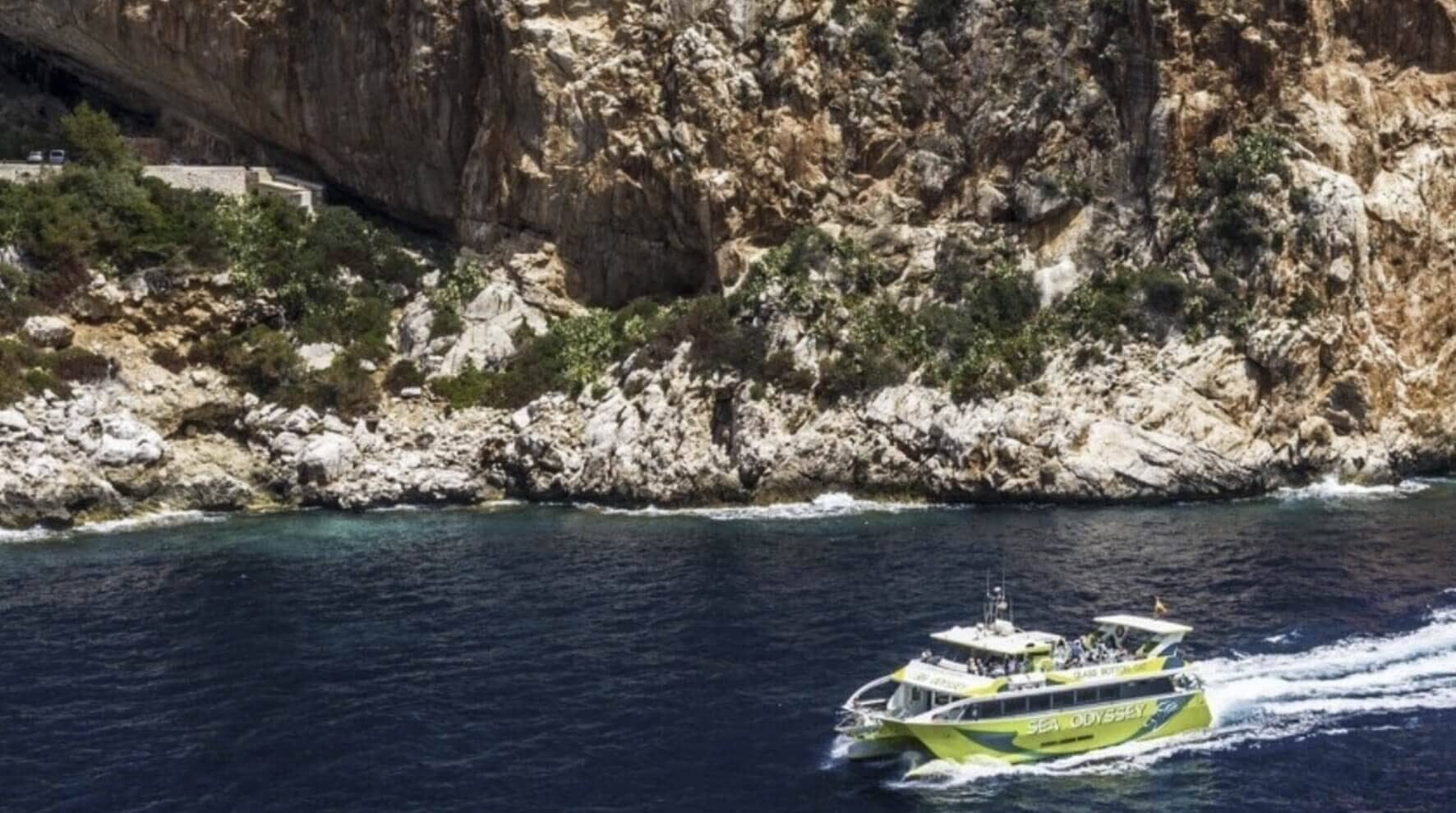 Barco con visión submarina en Cala Ratjada desde 32€